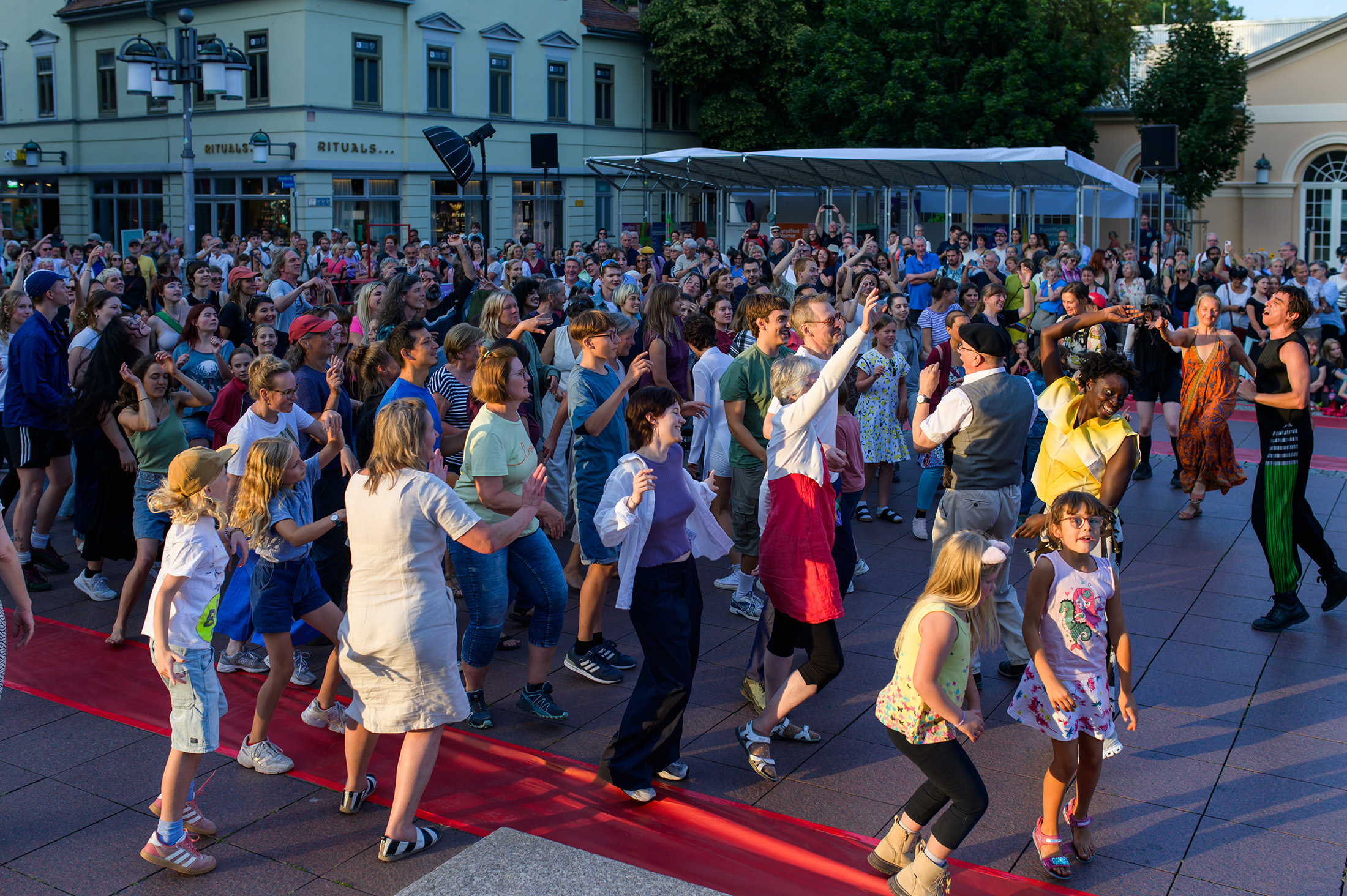 tanz international - Magazine: Der Theaterverlag